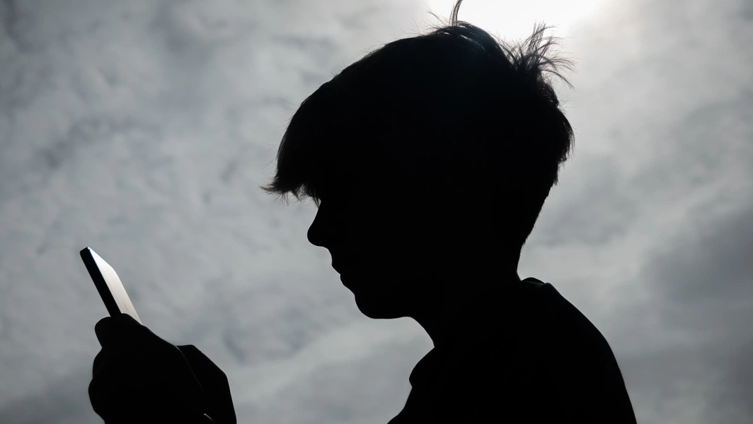 Experts warn late-night scrolling risks for young minds