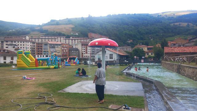 Cangas del Narcea da la bienvenida al verano con el primer chapuzón en ...