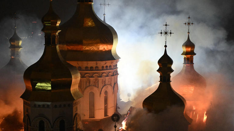Grote brand in werelderfgoed-klooster na Russische aanvallen op Kiev ...
