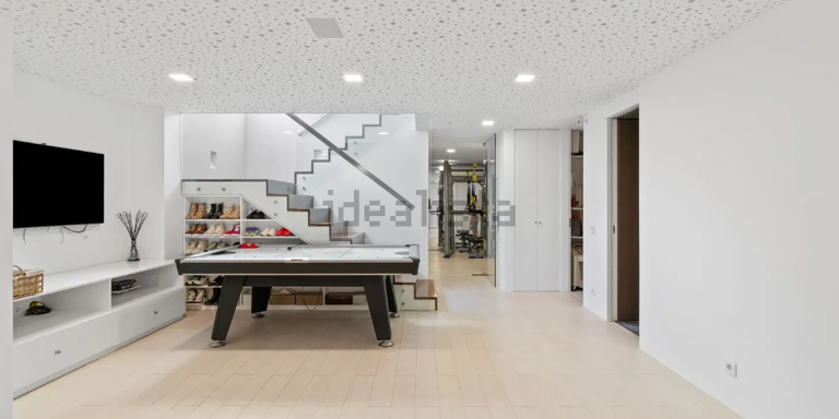 Porta giratória e spa: assim é viver numa casa ao estilo de um hotel