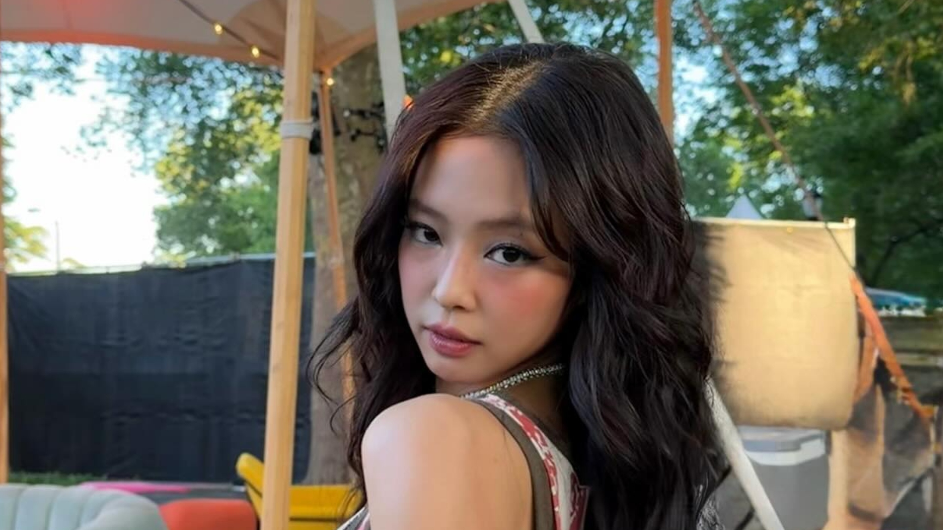 'She's radiant': Singer Jennie surprises with a rock-inspired stage ...