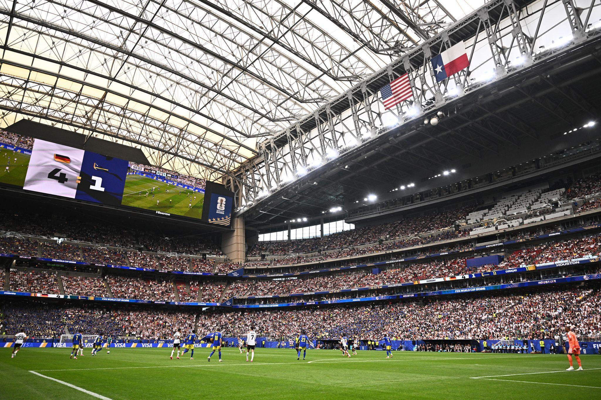 Wirbel um Schiri-Geste: FIFA prüft mögliches rechtsextremes Zeichen bei ...