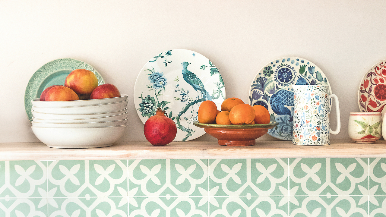 The flies buzzing around your fruit bowl are not fruit flies – how to ...