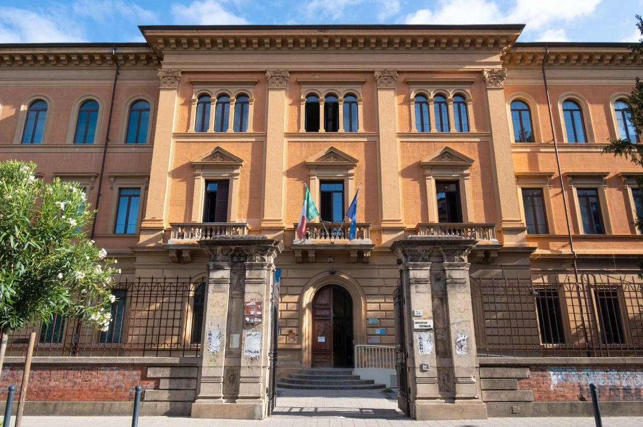 Organizzano merenda per dotare la scuola di una nuova panchina