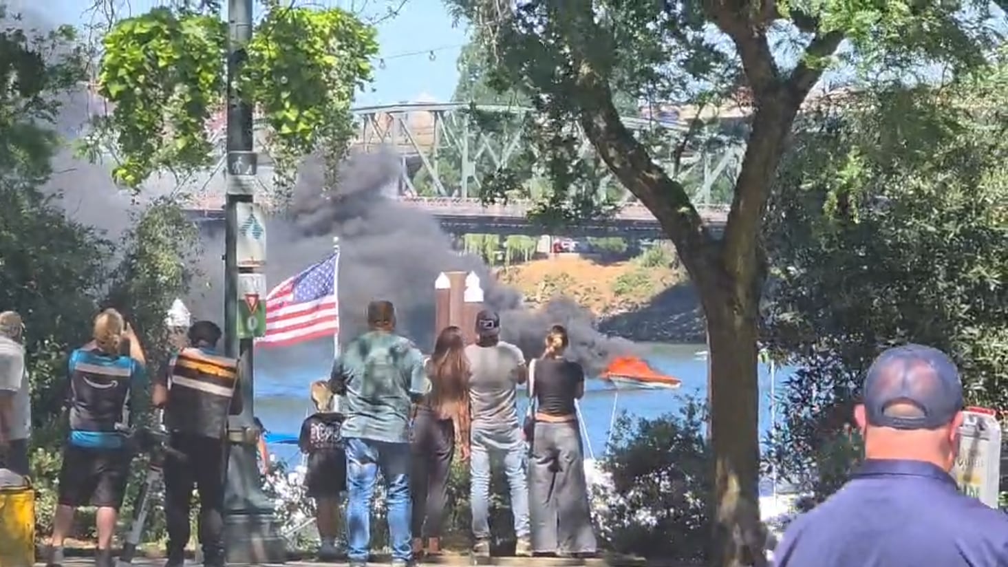 5 injured when boat catches fire on Willamette River in downtown Portland