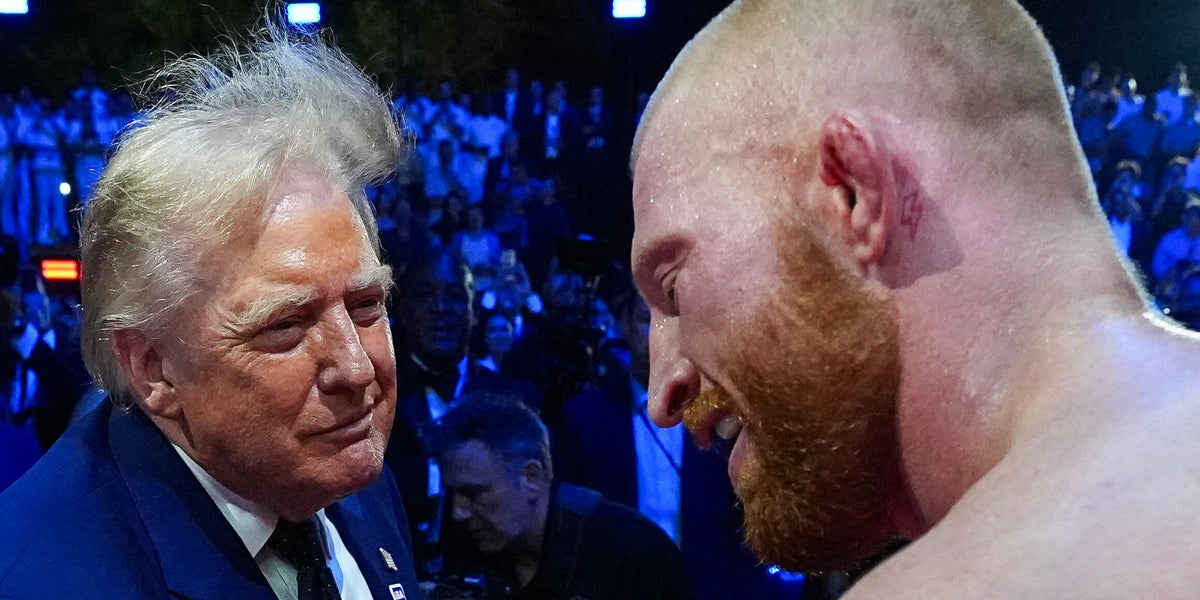Here's what Trump's strange fight night at the White House looked like ...