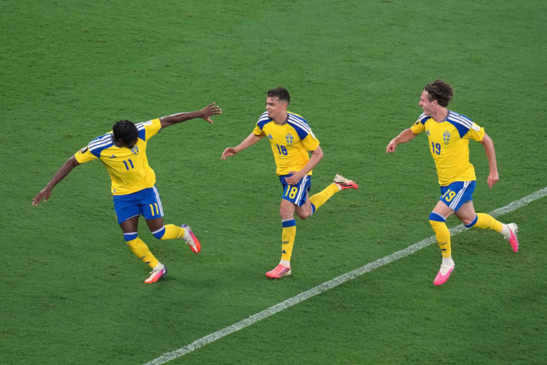Sweden's Yasin Ayari shows respect for father's native country after ...