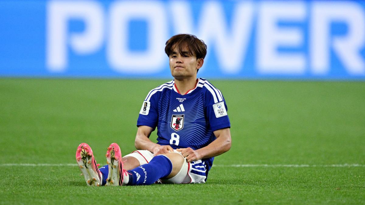 Take Kubo preocupa a Japón, sale en silla de ruedas del estadio
