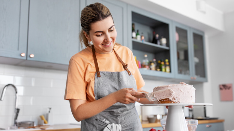 17 mistakes you're making when frosting your cakes