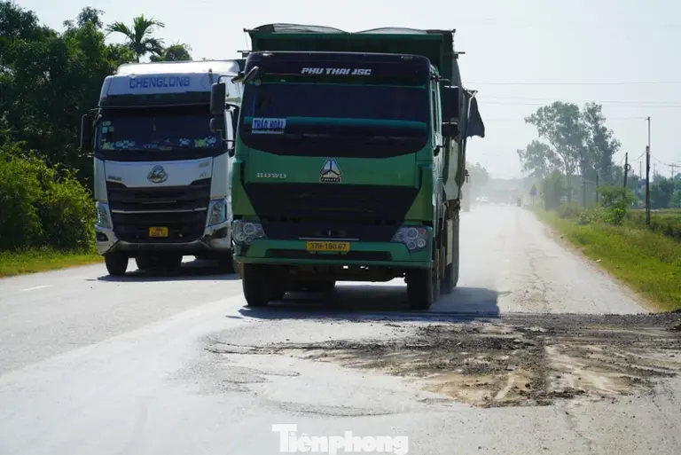 Tuyến đường oằn mình gánh hàng trăm lượt xe tải mỗi ngày