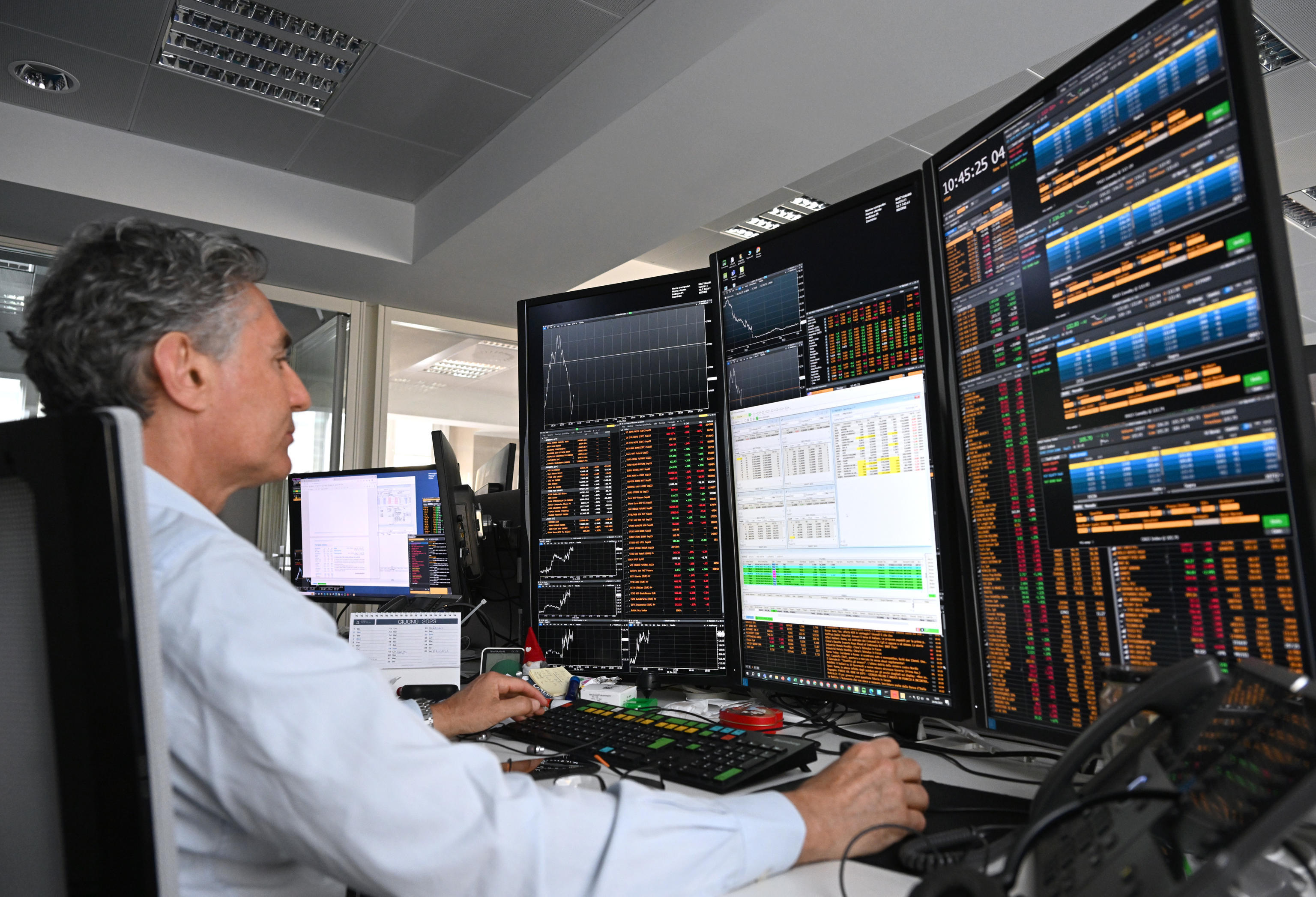 Borsa: Milano sale con le banche e il lusso, in luce Stellantis