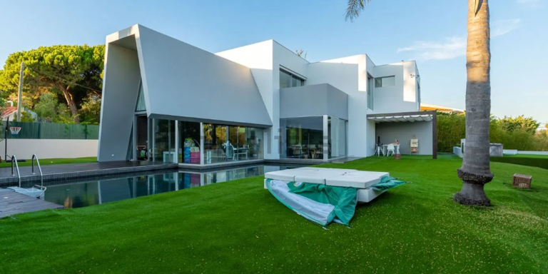 Porta giratória e spa: assim é viver numa casa ao estilo de um hotel