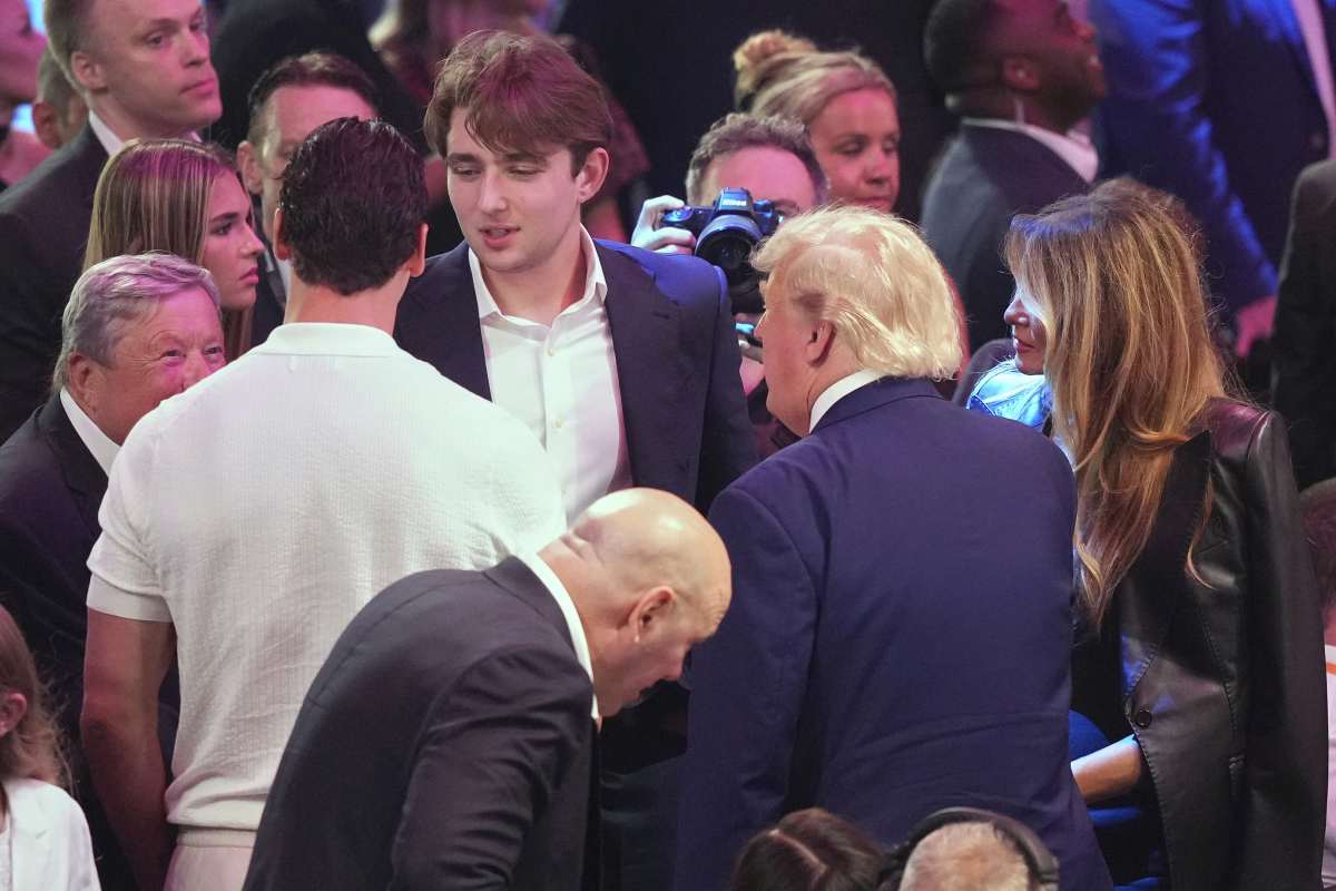 125K-person crowd erupts as man leads 'Happy Birthday' chant for Trump ...
