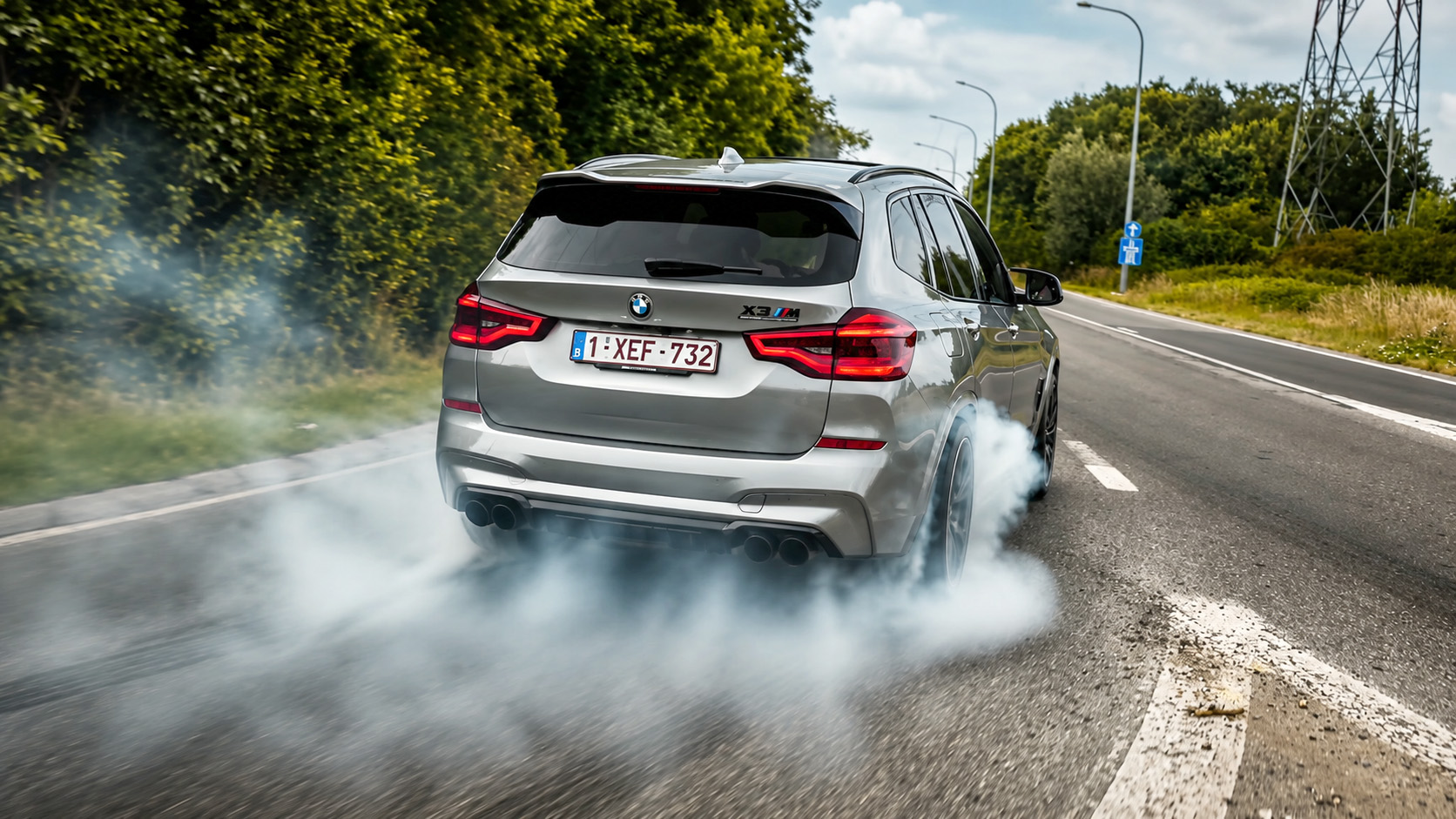 Cars & coffee Brussel eindigt met een BMW X3 vol rook