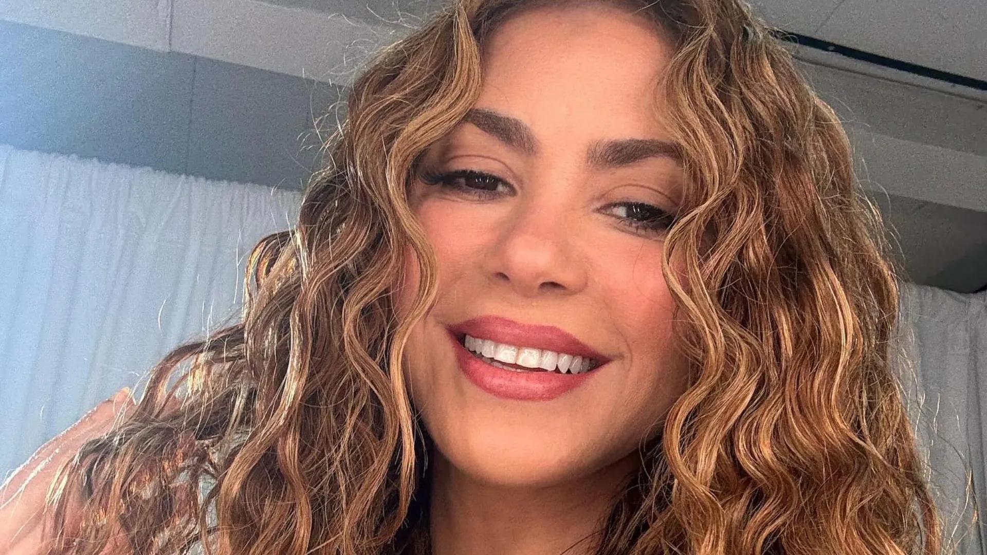 Op 49-jarige leeftijd zorgt Shakira voor opschudding in een gele outfit ...