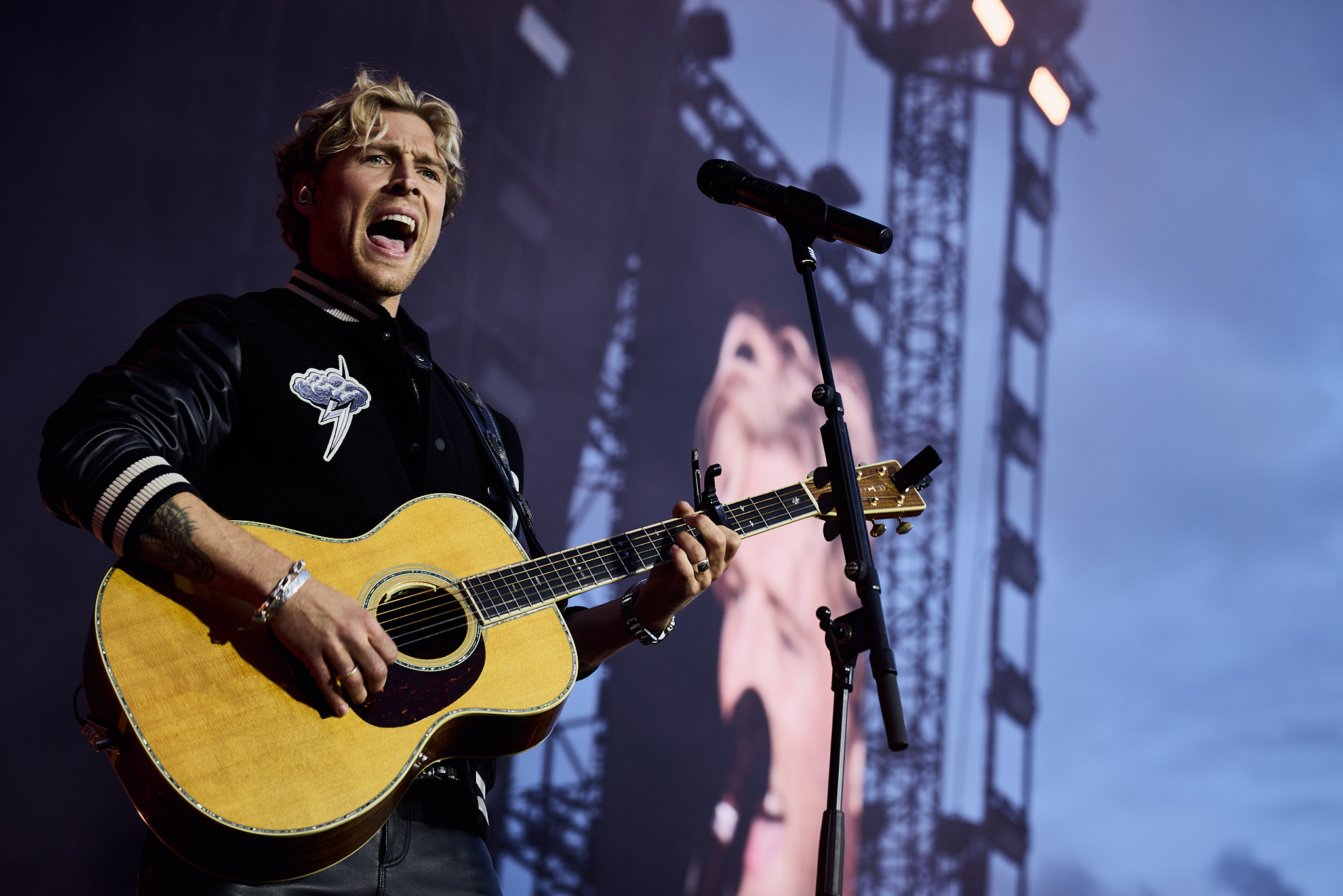 Christopher rost af hitmager: Intet er dalet ned fra himlen som en ...
