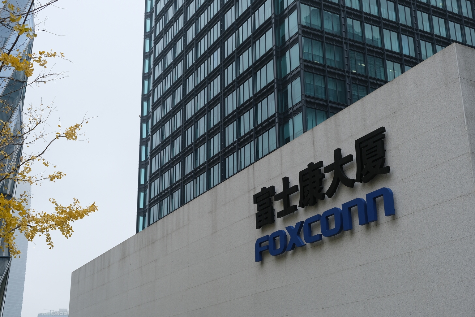 Schneider Electric, Foxconn team up on next-gen AI data centers