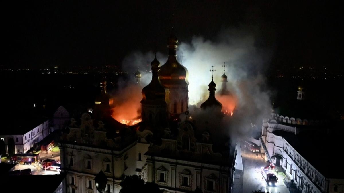 Un ataque ruso contra Kyiv deja en llamas la histórica catedral de la ...