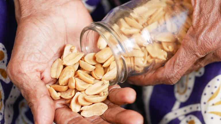 5 smart tips to store peanuts for maximum crunch and freshness