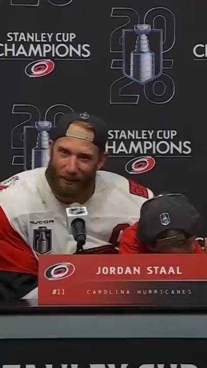 Vertical NHL Staal reaction