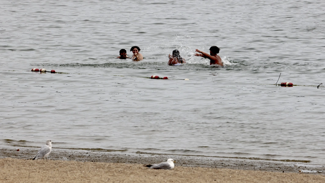 Heat wave coincides with widespread US beach closures