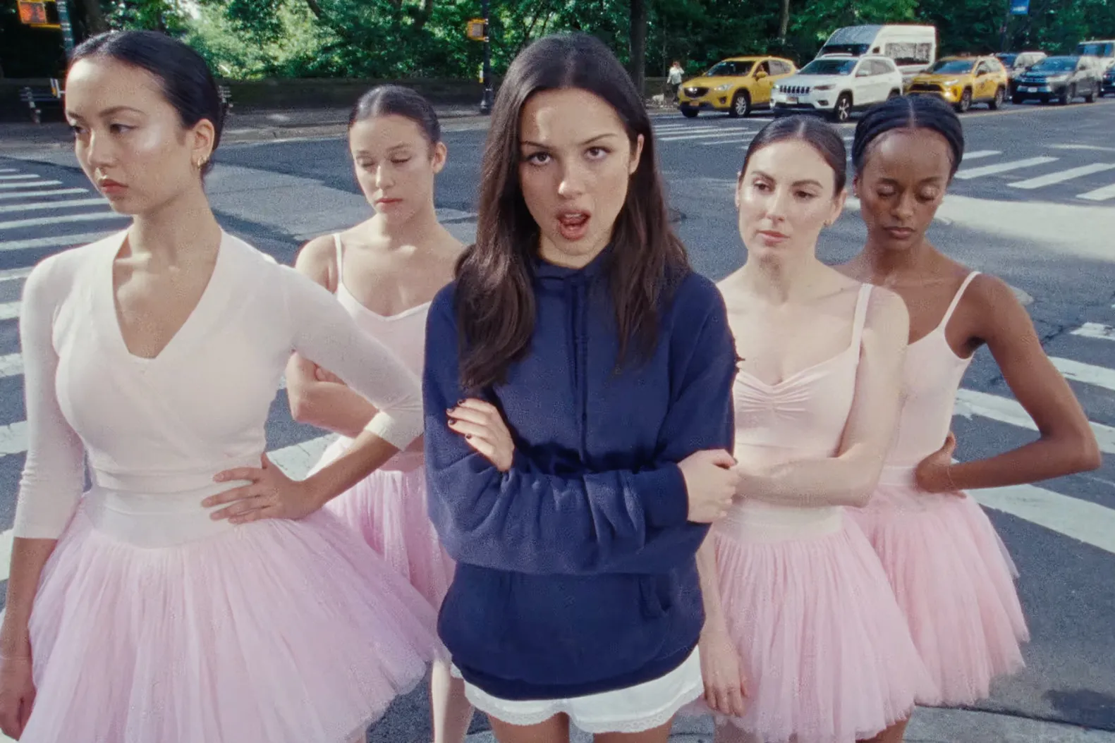 Olivia Rodrigo singt ihren „Stupid Song“ im Central Park und im Späti ...