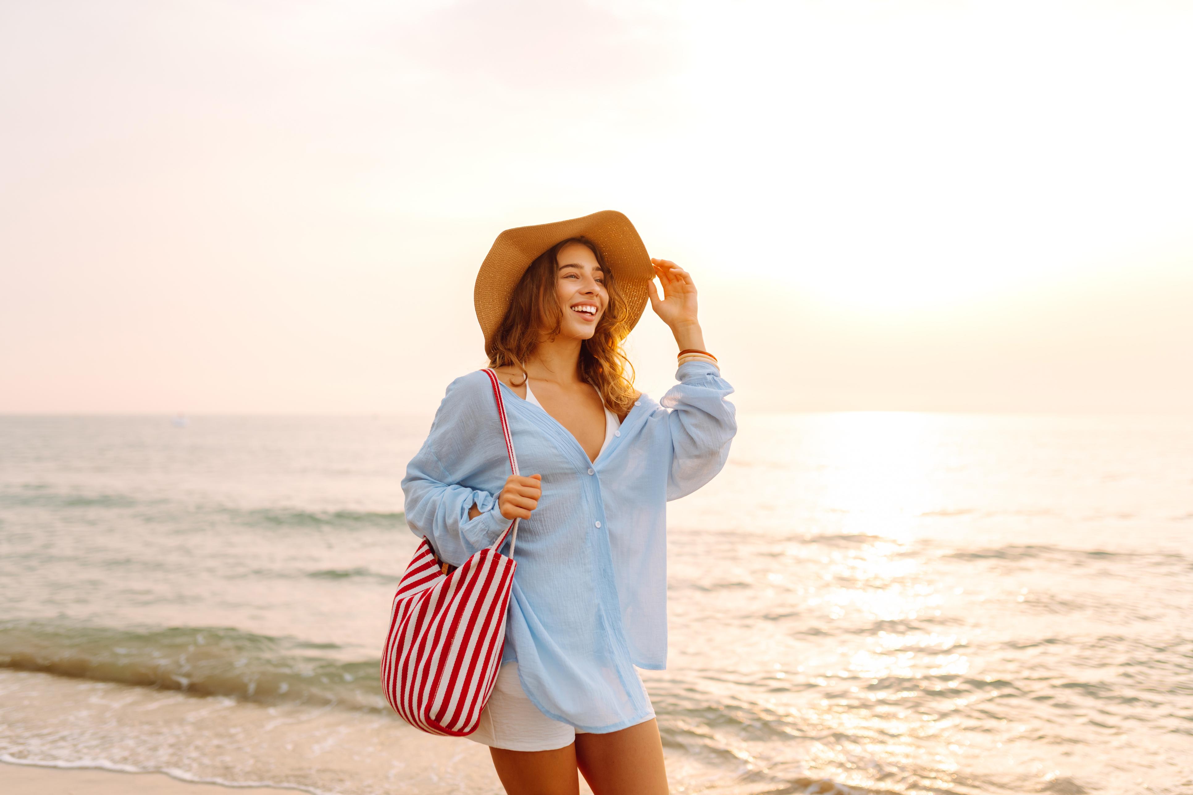 Tendenze moda, in spiaggia tra cappelli di paglia e parei ricamati: la ...