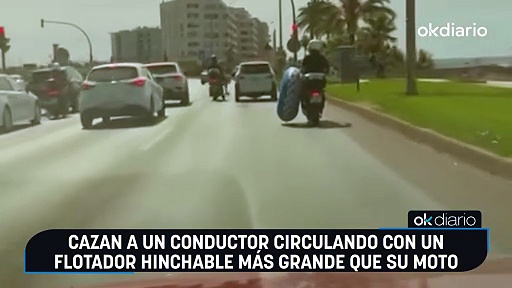 Cazan a un conductor circulando con un flotador hinchable más grande ...