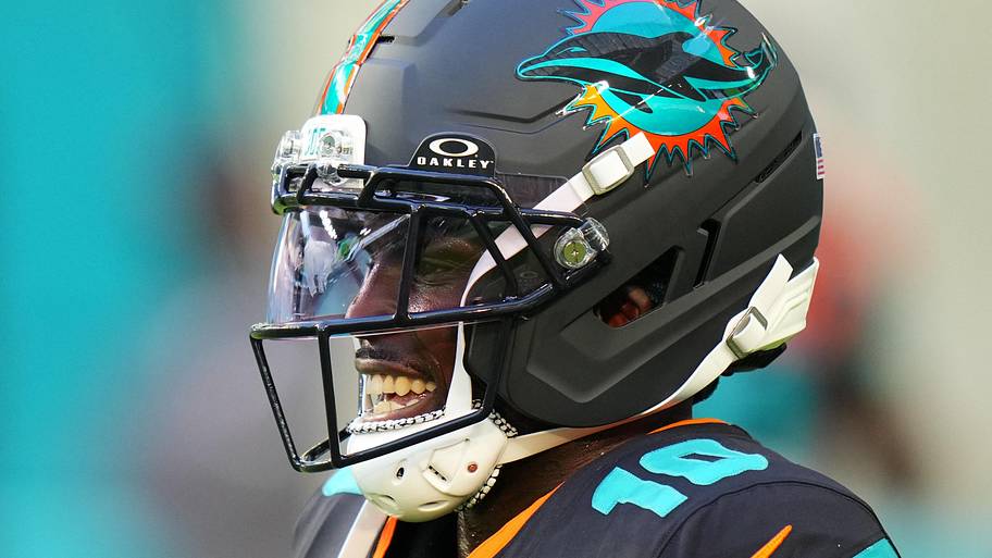 Former Dolphins WR Tyreek Hill keeps dropping hints about his next move