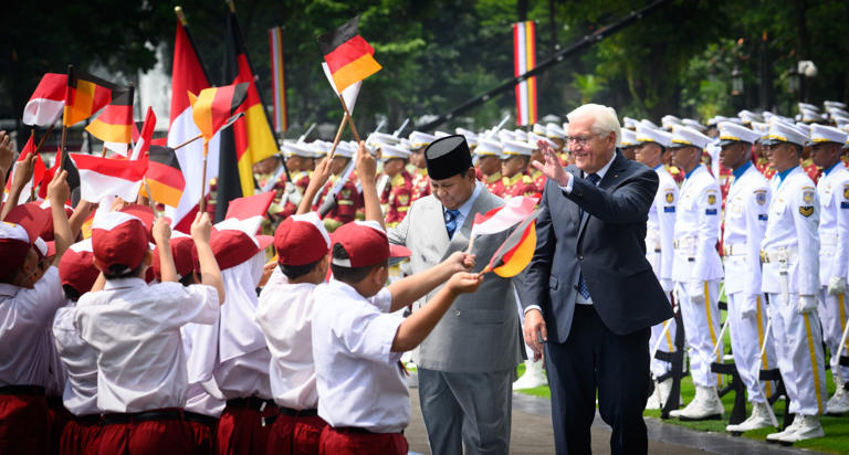 Indonesian leader breaks into song as he hosts German president