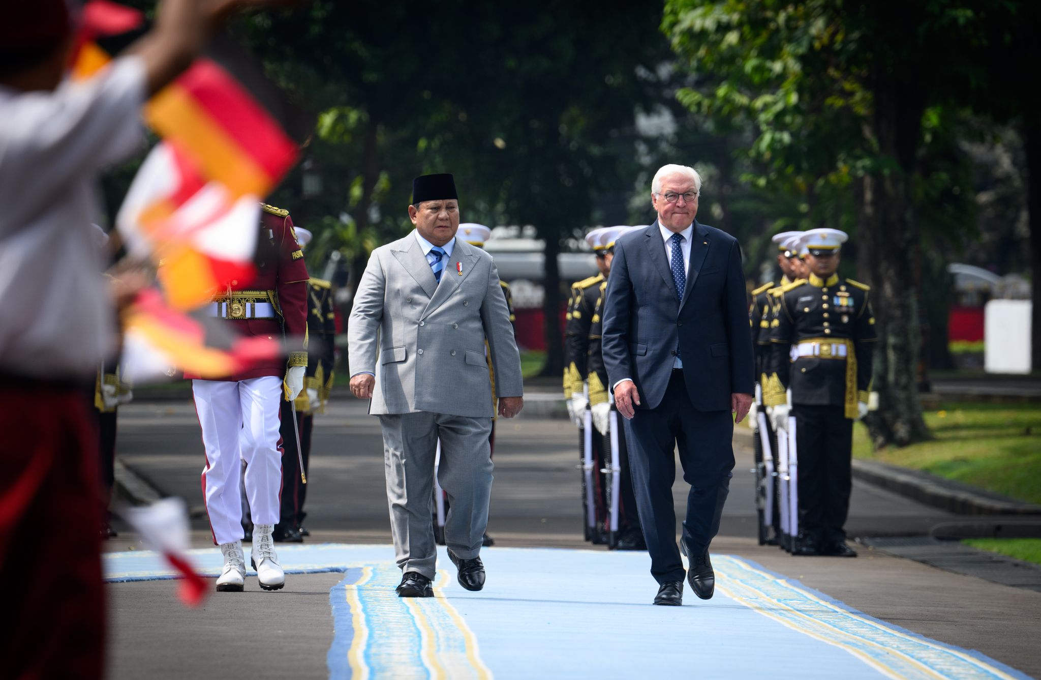 Indonesian leader breaks into song as he hosts German president