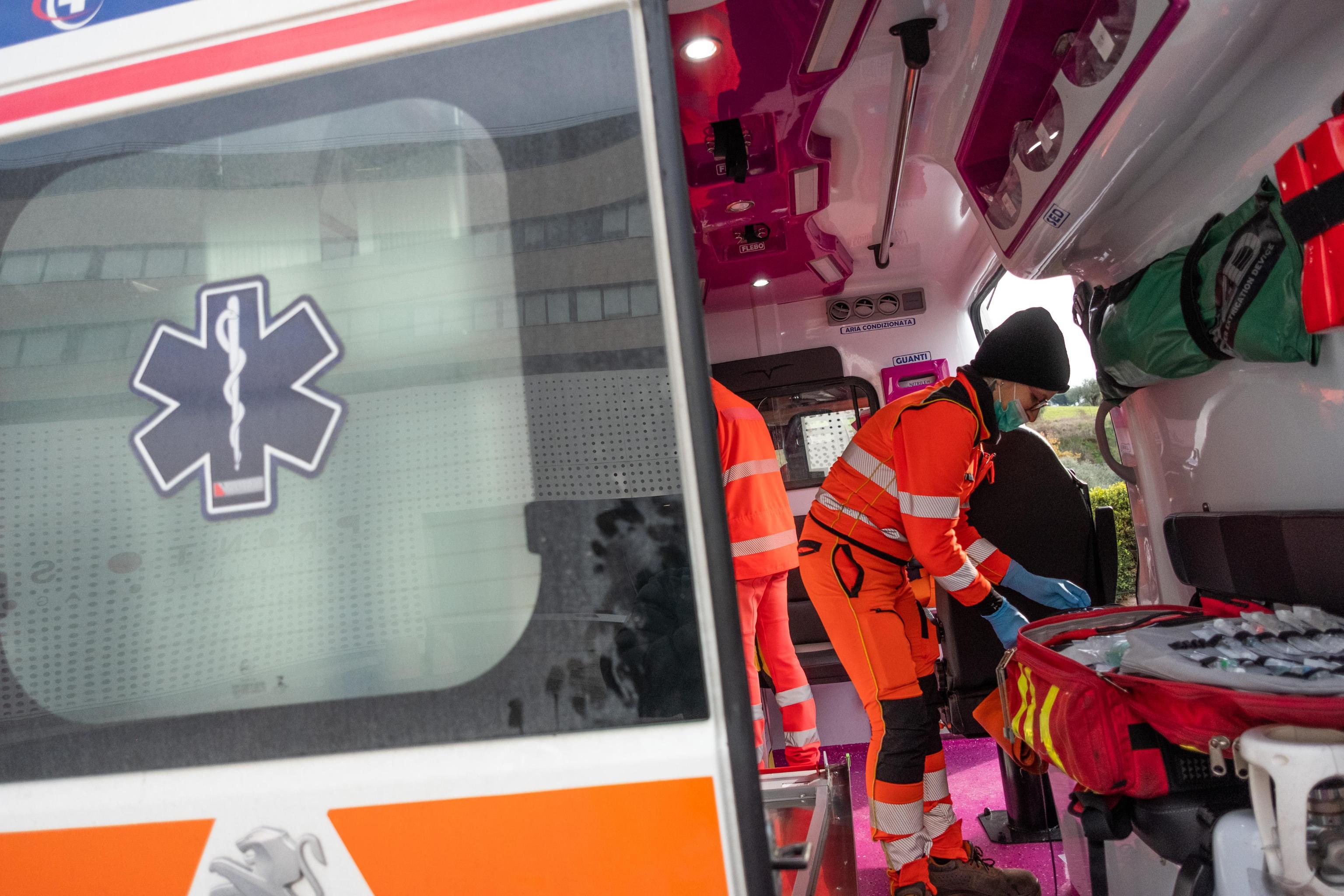 Scontro fra un'auto e due moto, un 38enne rischia di perdere una gamba