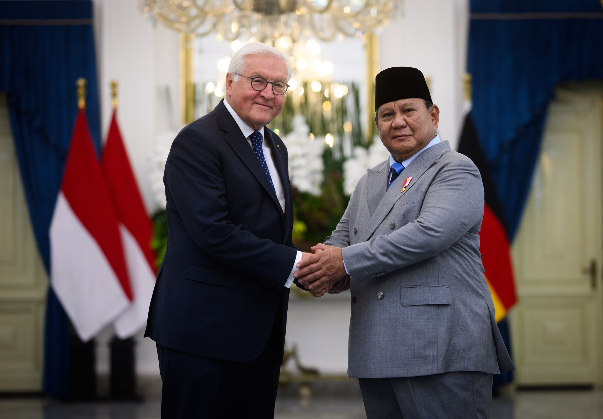Indonesian leader breaks into song as he hosts German president