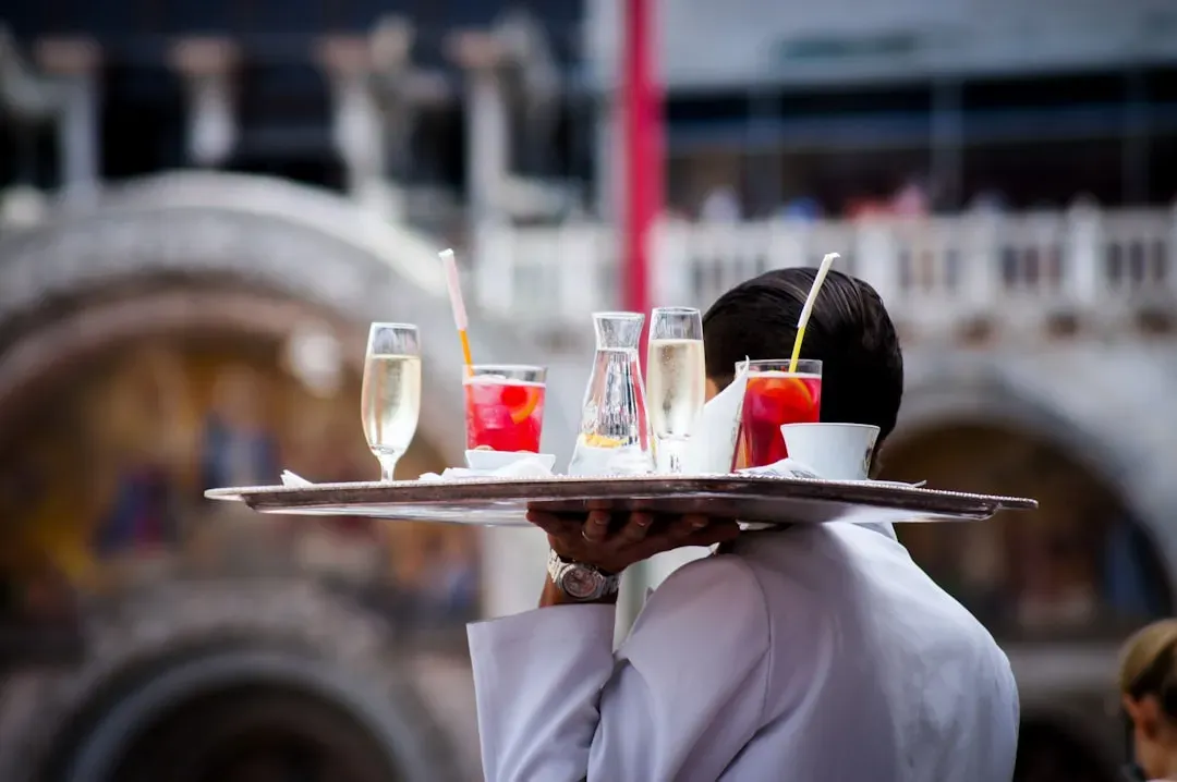 8 cafe habits that alarm every waiter the moment you sit down