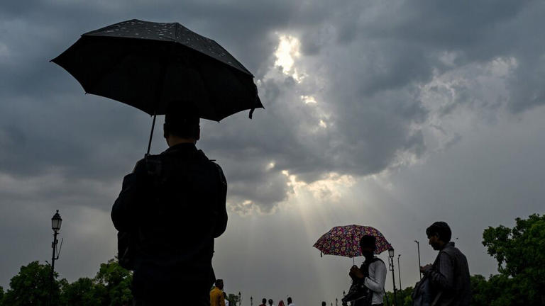 Delhi weather today: IMD issues red alert for thunderstorm, rainfall as ...