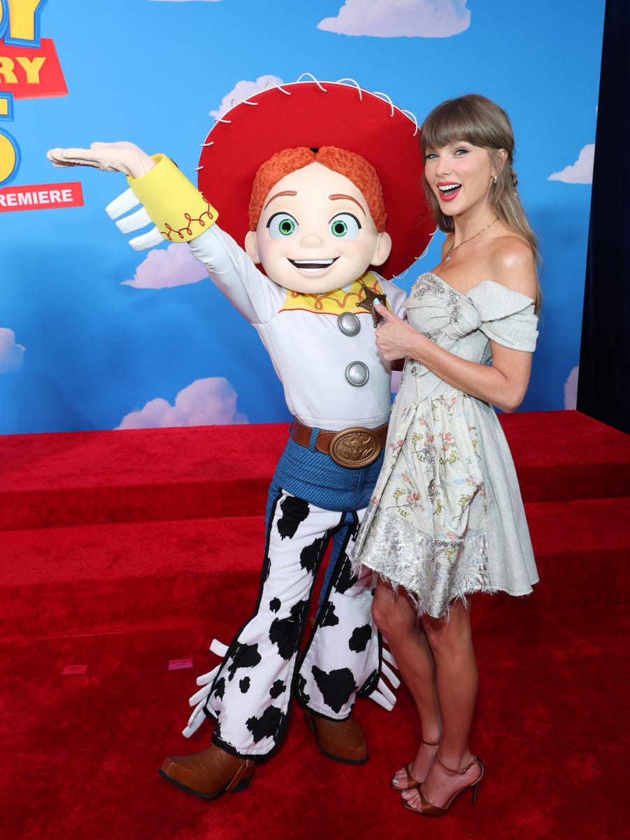 Taylor Swift's tiny 'cloud nails' are the minimalist manicure trend to ...