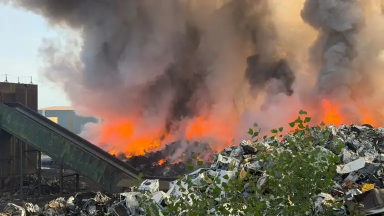 Un aparatoso incendio en el PTR de Zaragoza provoca una gran columna de ...