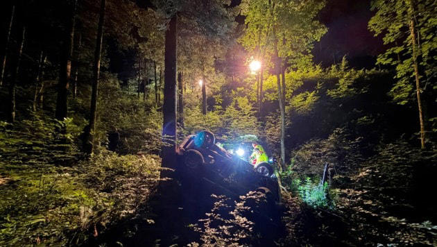 Anrainer hörte Hupen: Auto stürzte 50 Meter ab