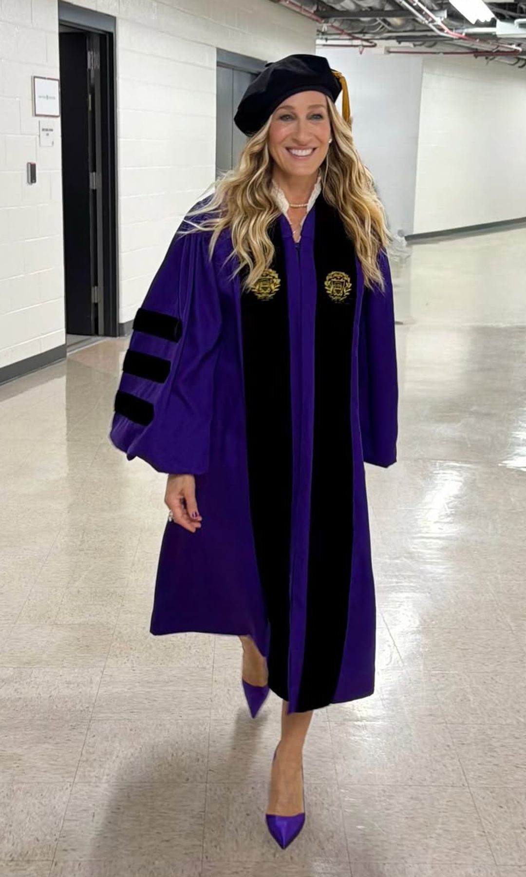 Sarah Jessica Parker se gradúa a los 61 con un romántico vestido y ...
