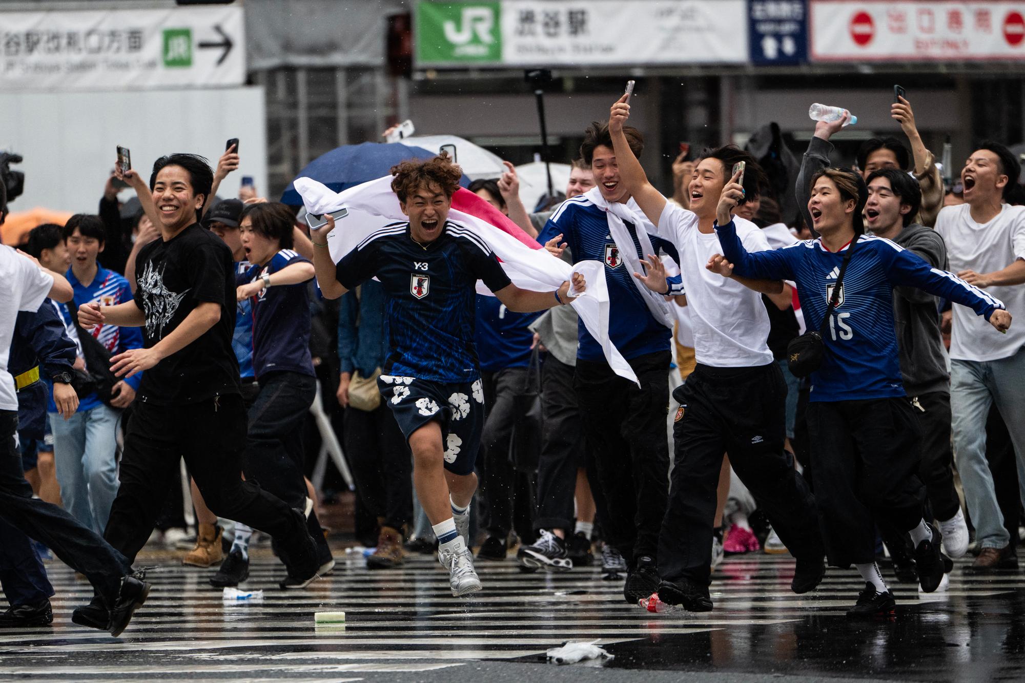 Même lors des célébrations de Pays-Bas - Japon, les supporters japonais ...