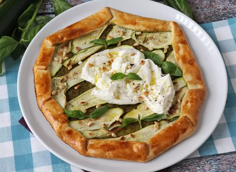 Pesto and zucchini tart: an easy recipe that smells like summer!