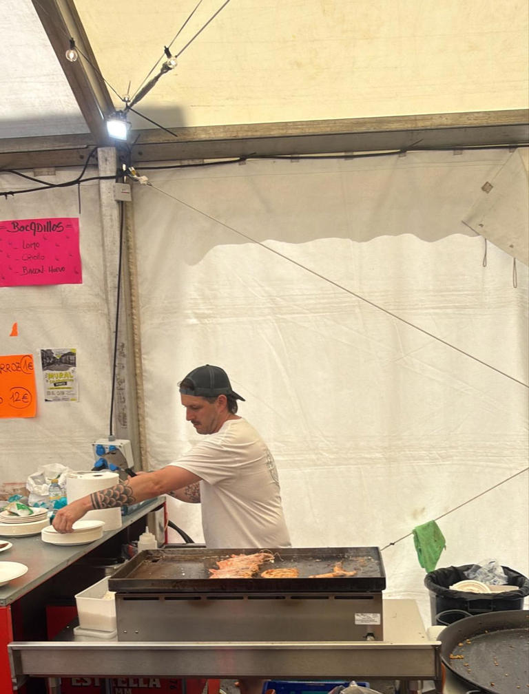 Un multitudinario vermú, con música y la tradición de las gambas ...