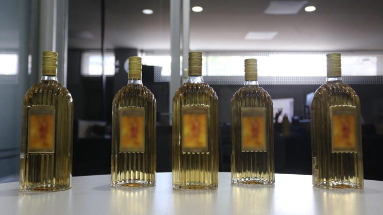 Botellas clonadas en redes y alcohol adulterado en bares: el consumo de ...