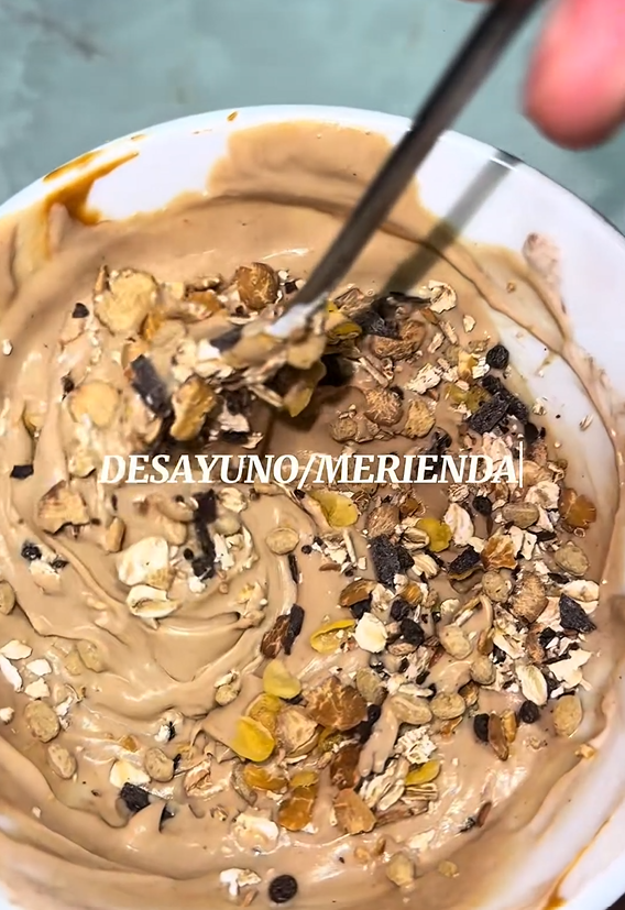 Desayuno alto en proteína | Yogur griego con fresa, cacahuete y muesli