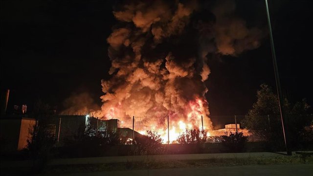 Zaragoza - Los bomberos de Zaragoza trabajan en la extinción de un ...