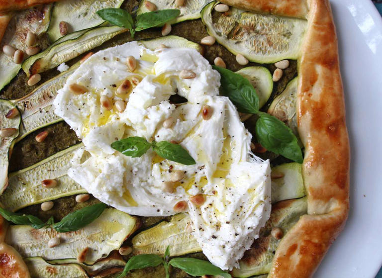 Pesto and zucchini tart: an easy recipe that smells like summer!