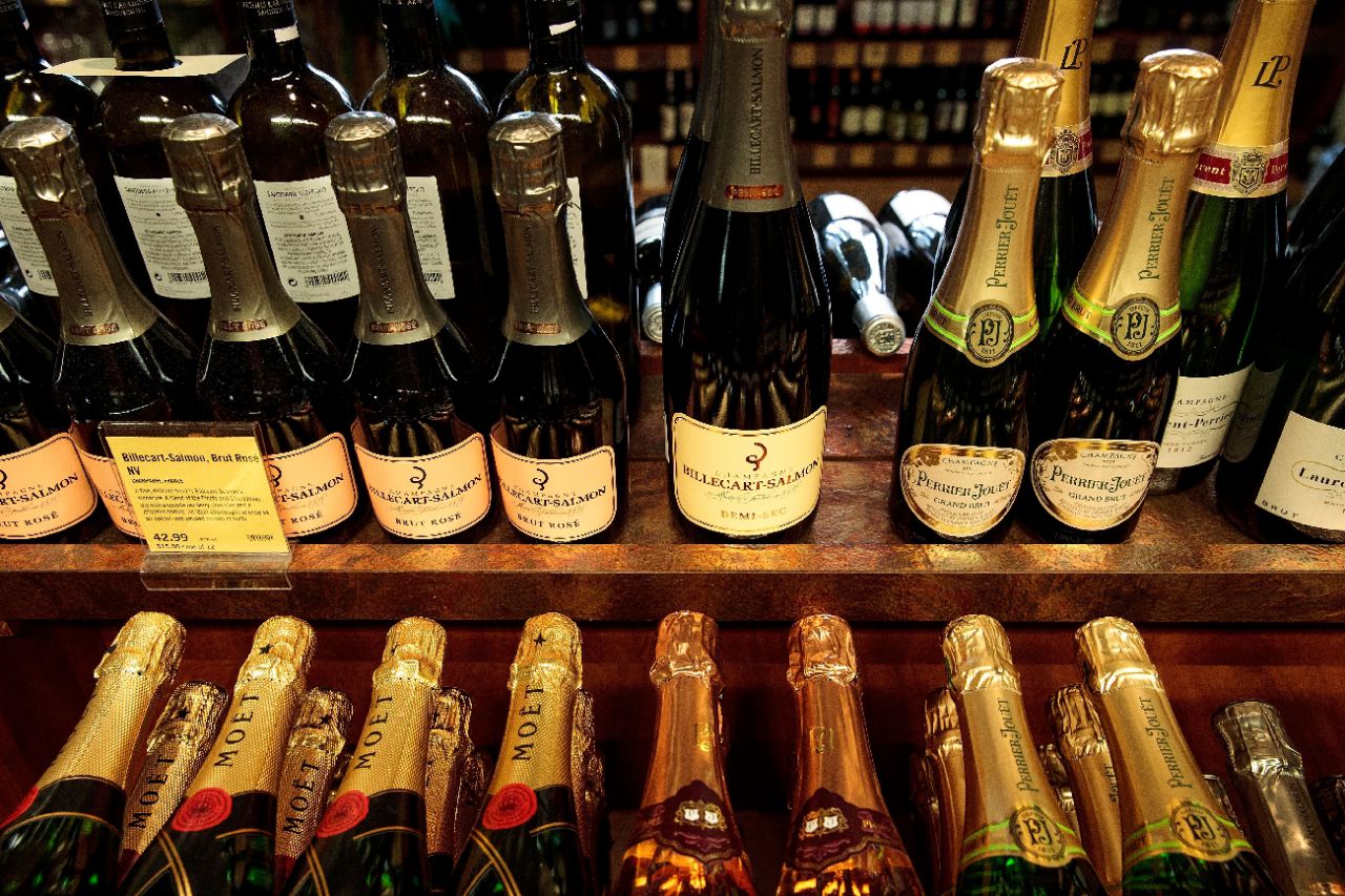 Donald Trump menace à nouveau de taxer le vin et le champagne français ...