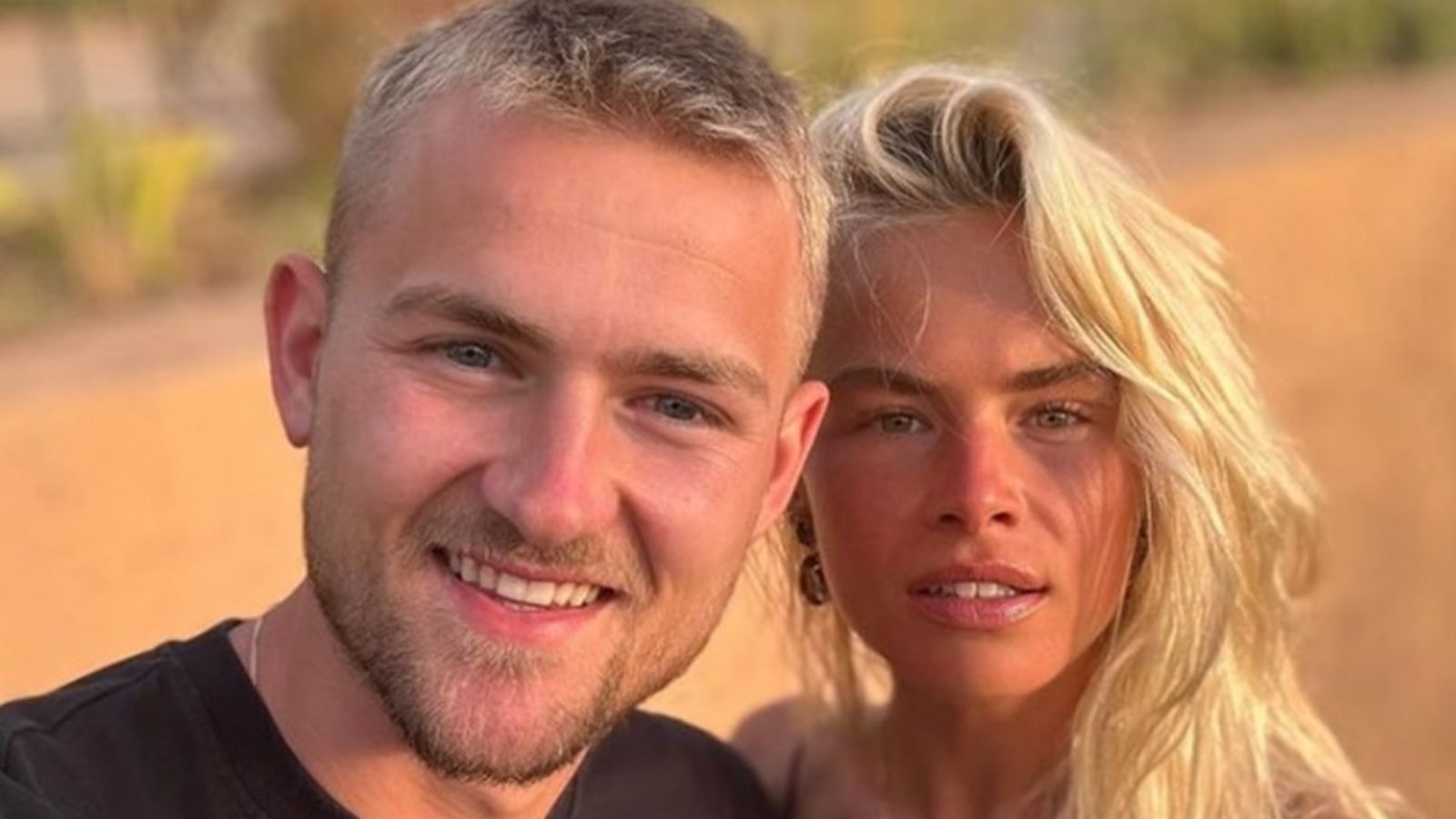 De ex-vrouw van Matthijs de Ligt skinny dipt en deelt reeks zomerse foto's