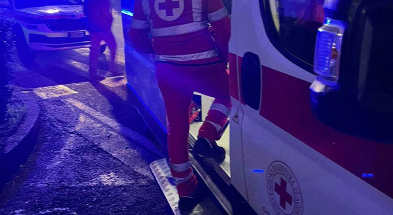Ancona, tremendo schianto frontale: moto distrutta, grave calciatore 17enne