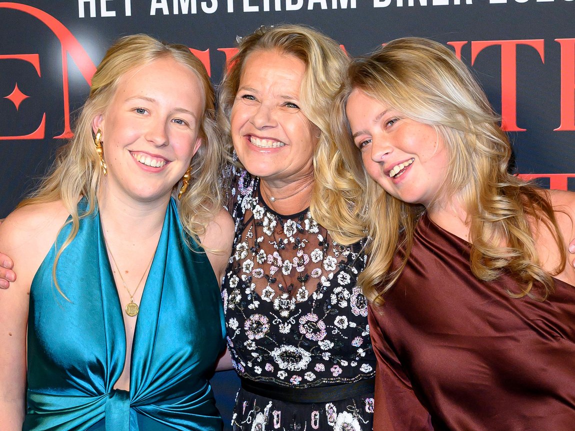 Princess Mabel: Cheerful appearance with her daughters